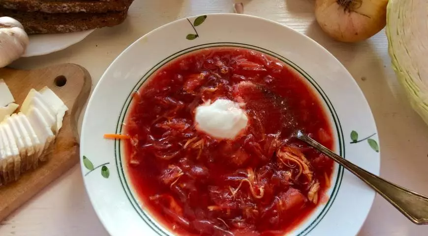 Home Borsch op hoenderbouillon