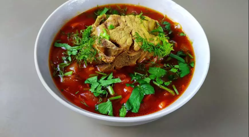 Red Borsch tare da Naman Shakuka na nama