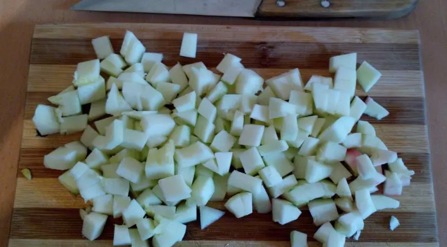I-Zucchini ihlanzekile, uthathe ama-cubes amancane