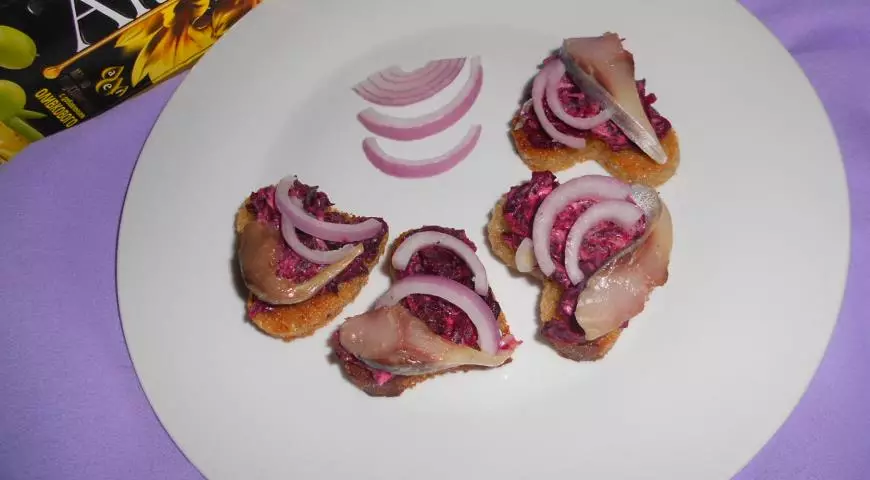Canape with herring and beet