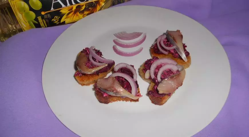 Canapes nrog herring thiab beets decorate dos