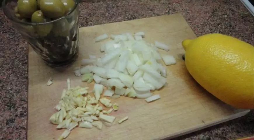 Foto Foto Cooking Recipe: Түркиянын эмчеги жашыл жана кара зайтун, 2-кадам