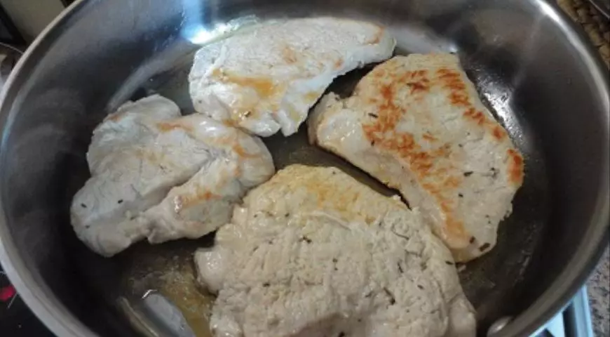 Recipe Cooking Foto: Breast Turkey bi zeytûnên kesk û reş, gav 3