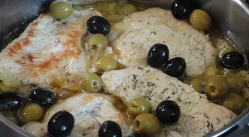 Stock Foto Kuhanje Recept: Turčija prsi z zelenimi in črnimi oljkami, Številka koraka 5