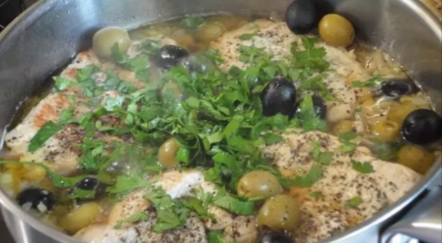 Stock Foto Cooking Recipe: Turkey Dread na may berde at itim na oliba, hakbang na numero 6