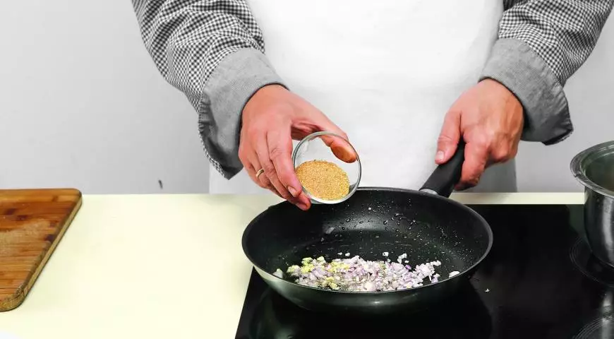 Setšoantšo sa ho pheha: Spinach salate e nang le mafura a futhumetseng ho tloha bacon, mohato oa 2