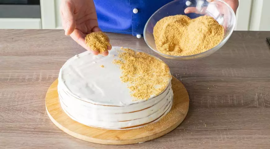 ハウジング、ケーキは四方からのパン粉を散らす