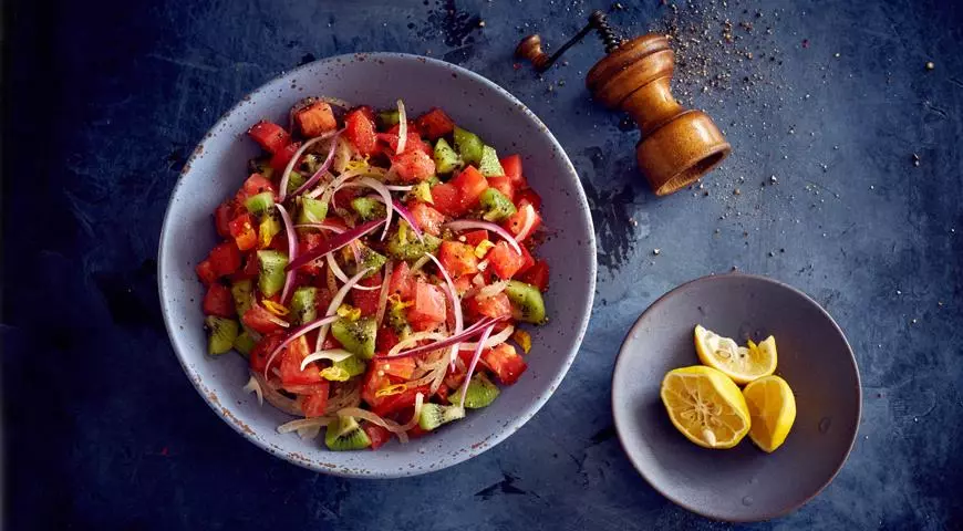 Salad of tomatoes and kiwi with sharp pepper