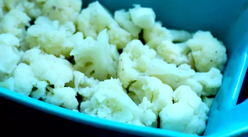 Photo Pagluto Resipe: Cauliflower Casserole nga adunay Suluguni ug Tomatoes, Lakang No. 1