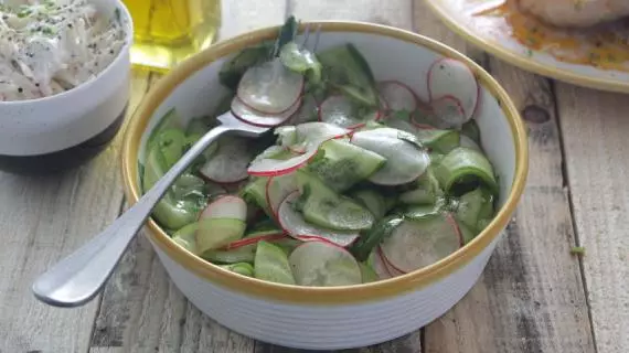 Sailéad crisp déanta as raidis cuisnithe agus cucumbers, oideas céim ar chéim le grianghraif