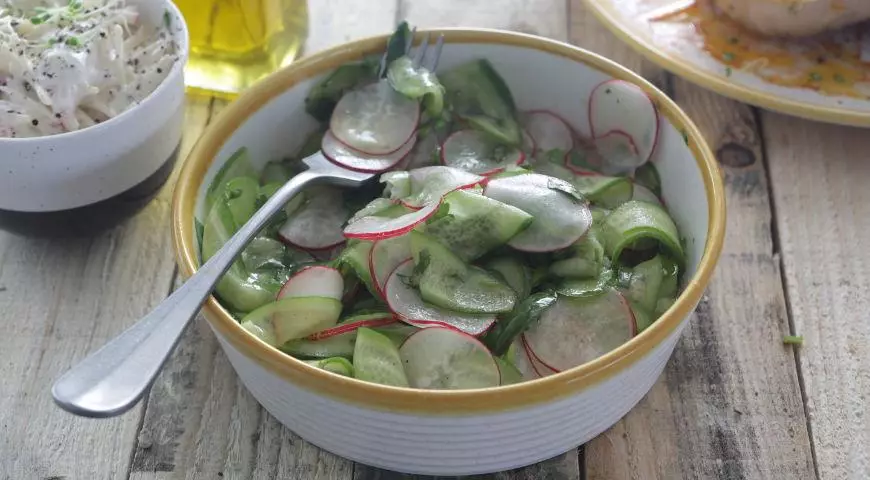 রেফ্রিজারেটেড মাদুর এবং cucumbers খাস্তা সালাদ