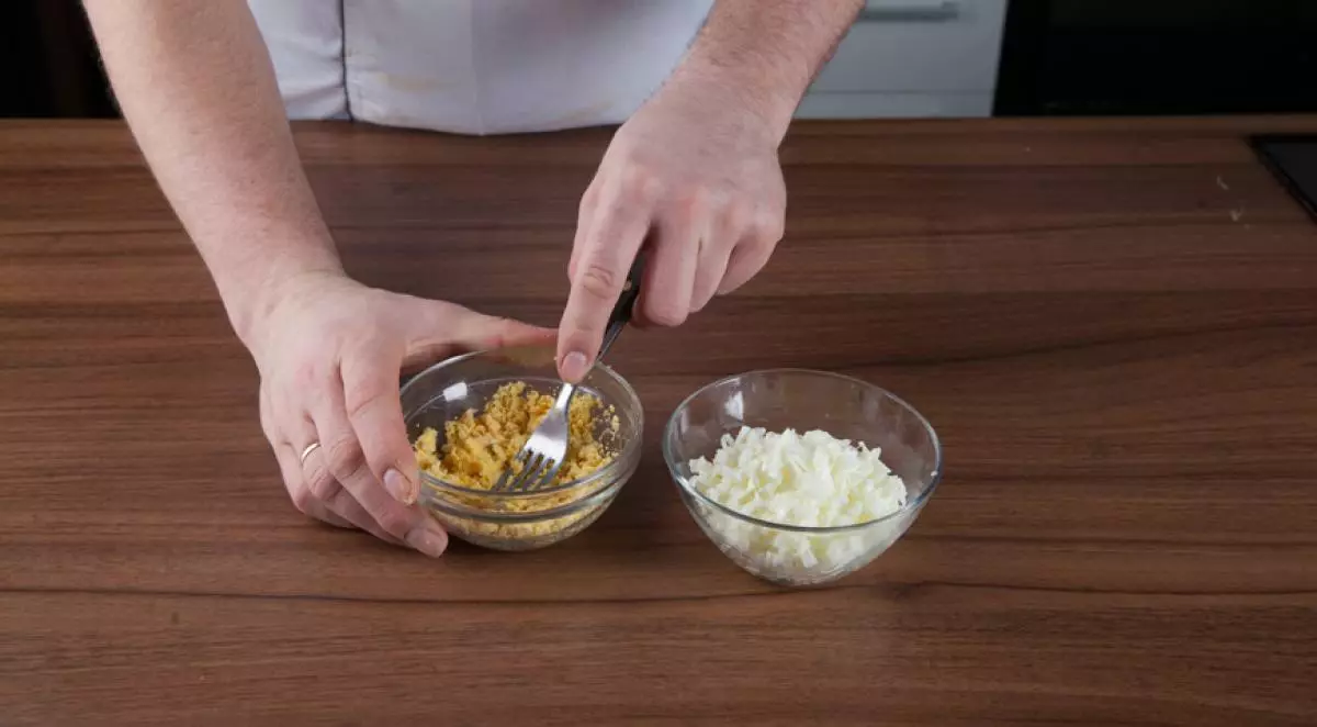 Salade de mimosa avec du riz, des œufs propres