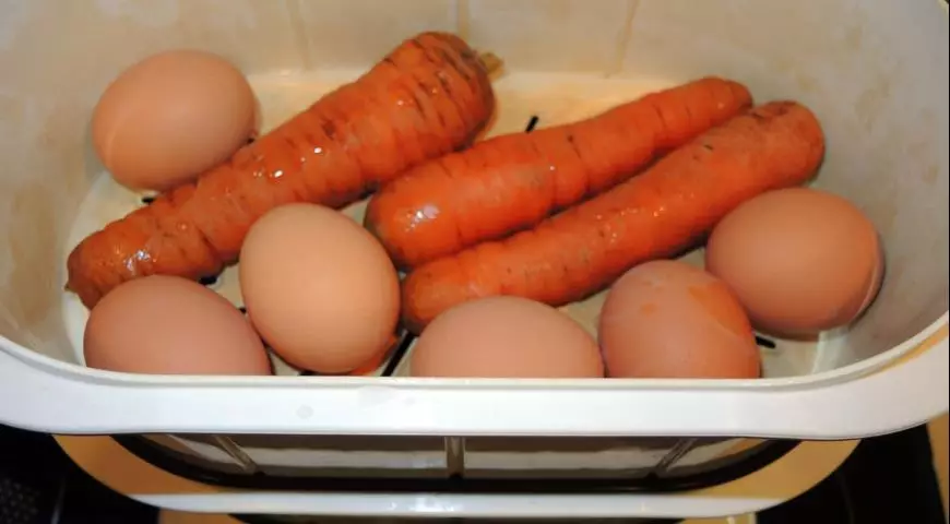 Faire bouillir les carottes et les œufs de salade