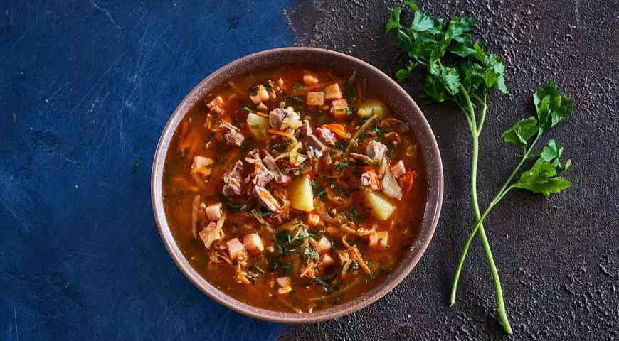 Pancar olmadan Kuban Borsch, kabuğu çıkarılmış tane ile