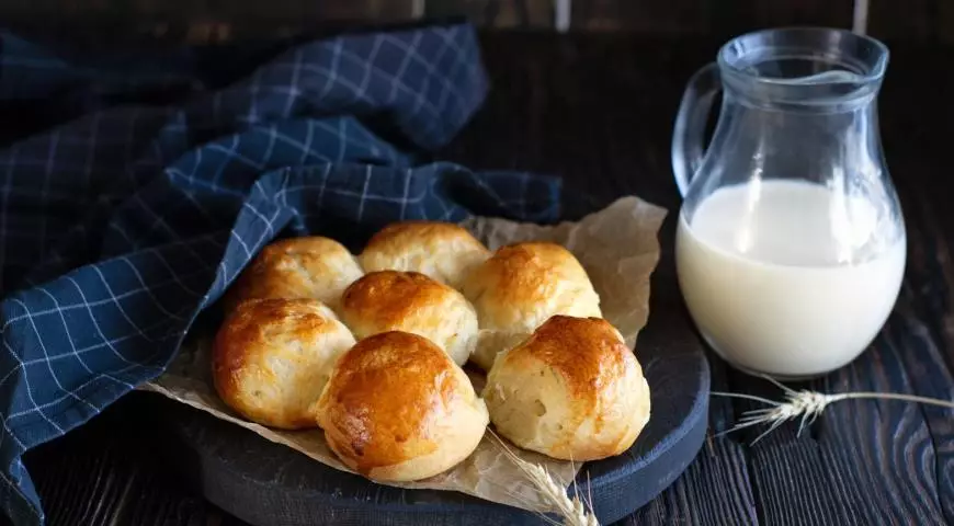 புளிப்பு கிரீம் மீது buns