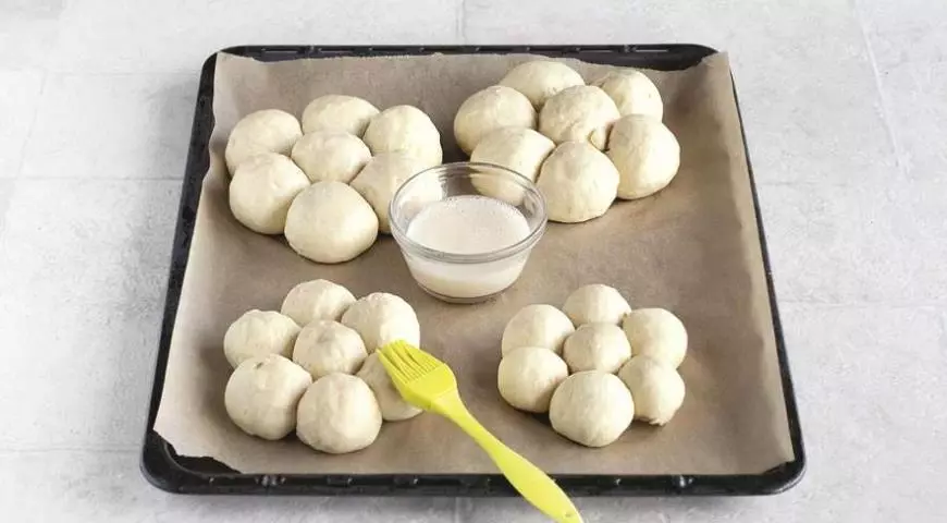 பங்கு புகைப்படம் சமையல் செய்முறையை: புளிப்பு கிரீம் மீது buns, படி எண் 7