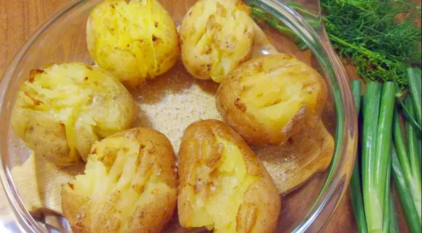 Fırın Patateslerinde Ruddy kabuğuna pişirin