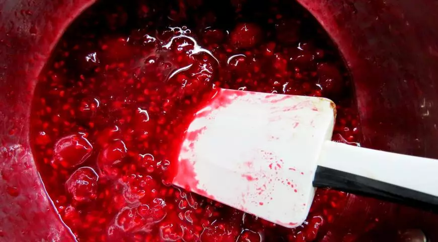 Heating raspberry with sugar for making crimson confine