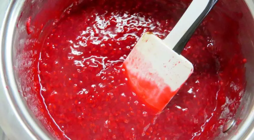 Relieve raspberry conferee to the desired density for cheesecake with raspberries