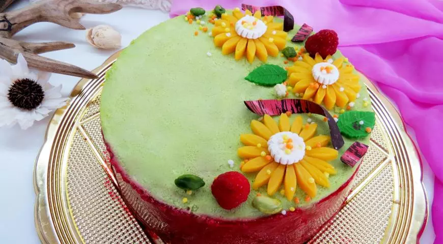 Decorate cake pistachio cheesecake with raspberry