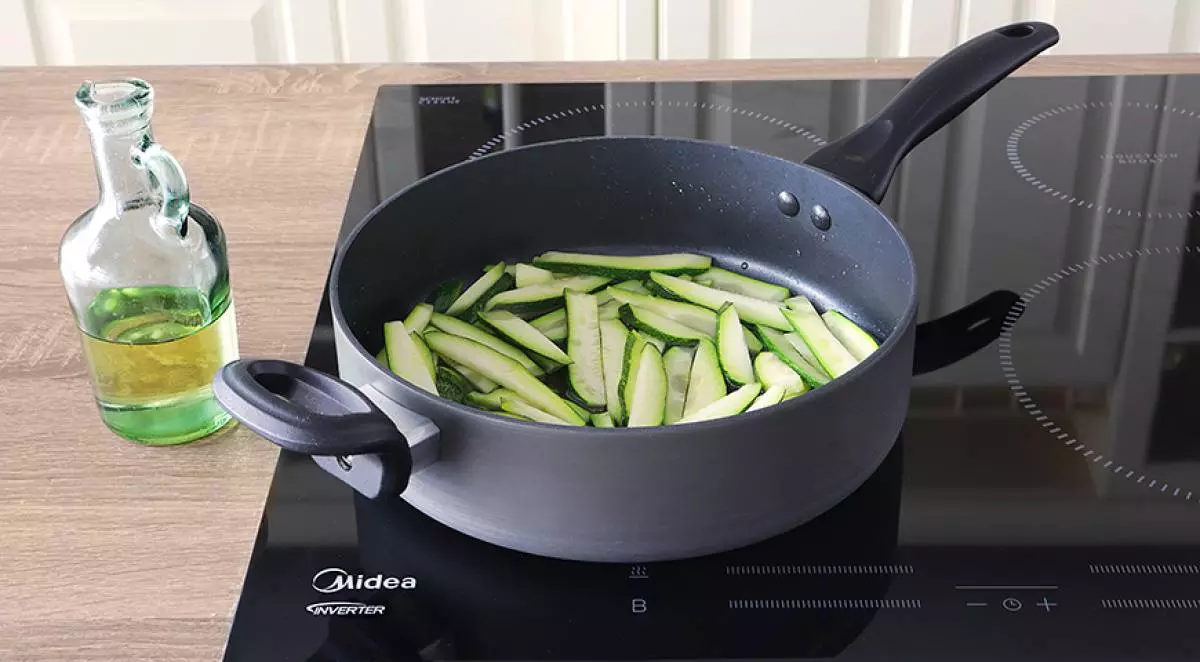 Photo of the preparation of the recipe: a paste of whole grain flour with zucchini, squid and green peas, step №4