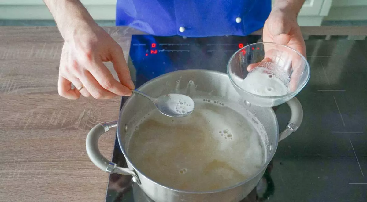 甘蔗豌豆汤，在沸水泵送豌豆