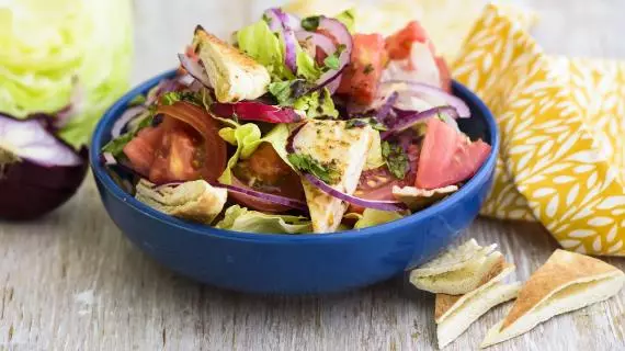 Salat "Fatush", Schritt-für-Schritt-Rezept mit Fotos