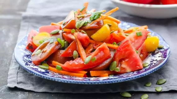 Salat von Tomaten und Karotten, Schritt-für-Schritt-Rezept mit Fotos