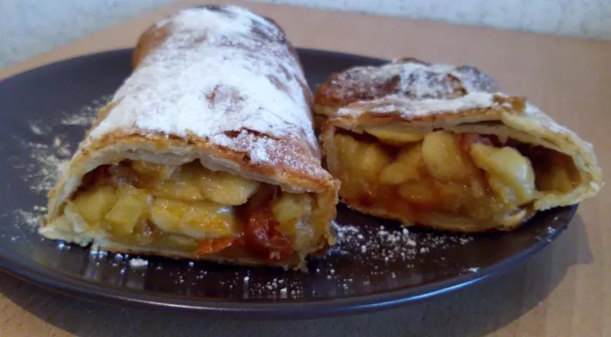 Apple Strudel ერთად Kuragoy