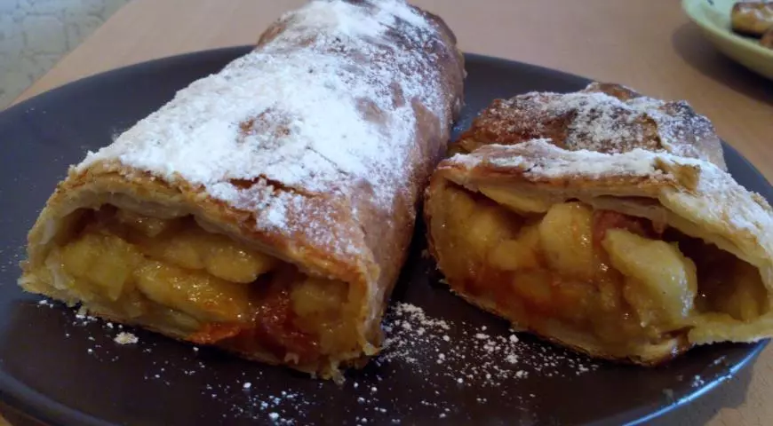 Хооллохын өмнө Apple Strudel-ийг атгах нунтагаар цацна