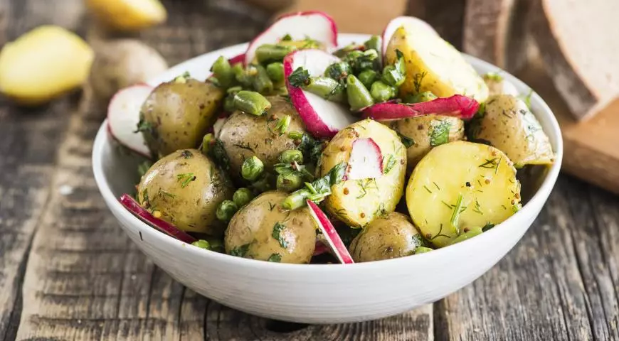 Kentang salad karo lobak lan kacang polong