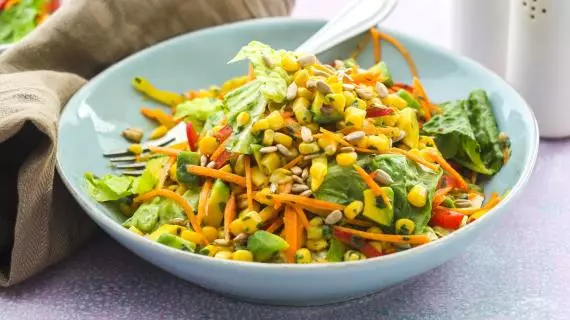 Gemüsesalat mit orangefarbenem Dressing, Schritt-für-Schritt-Rezept mit Fotos