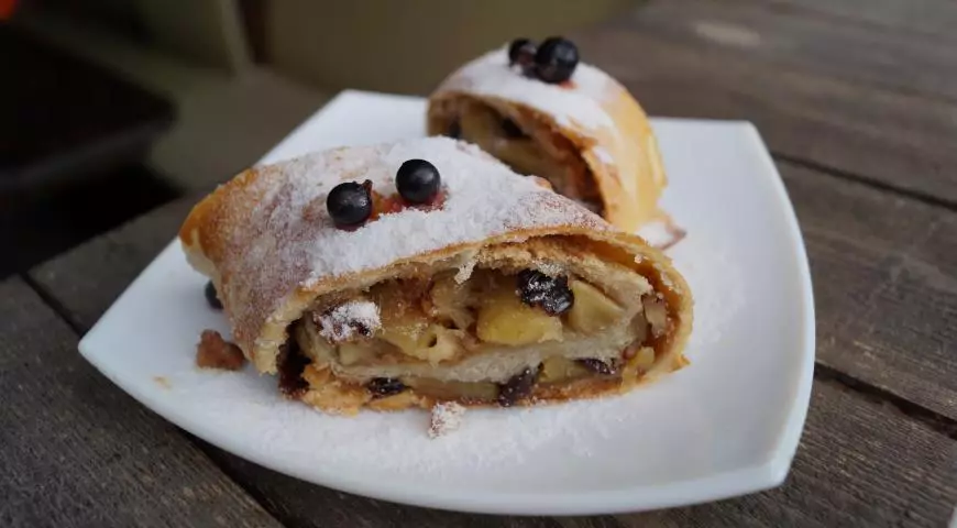 Apple Strudel ar kanēli