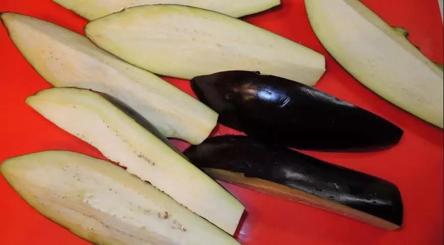 Bake eggplants go dtí ullmhacht, bain an craiceann
