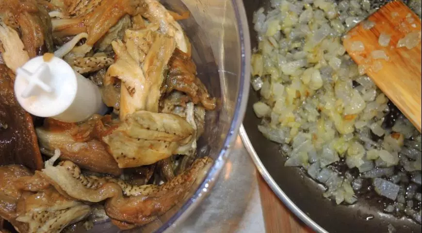 Freír las cebollas finamente picadas y el ajo para cocinar.