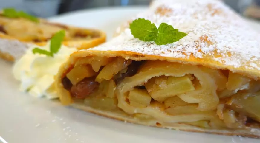 Klassischer Strudel mit Äpfeln auf dem Rezept eines Titelkochs