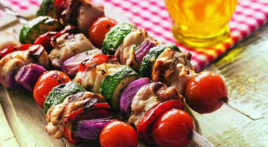 Kebab de pollo con verduras