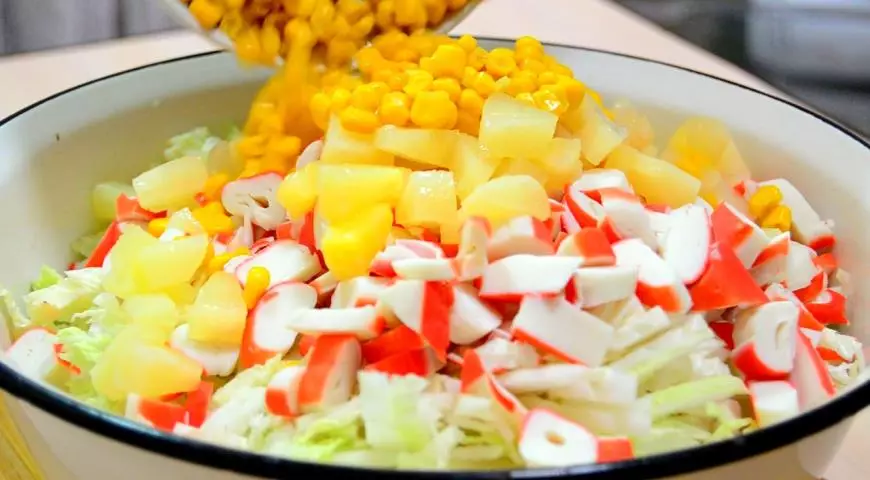 Foto matlagning Recept: sallad med krabba ätpinnar och ananas, steg nummer 3