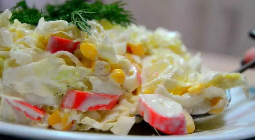 Foto matlagning Recept: sallad med krabba ätpinnar och ananas, steg nummer 5