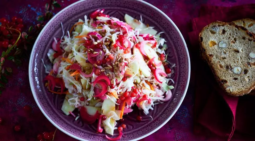 Salad saka sauerkraut karo gandhewo pickled lan lingonberry