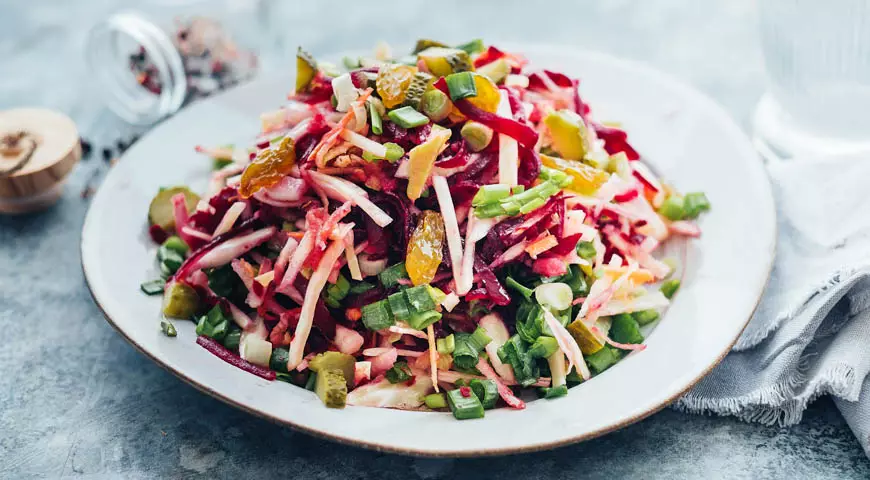 Grænmeti salat með söltu gúrkur og sterkan eldsneyti