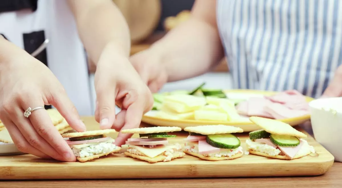 Riċetta tat-Tisjir tar-Ritratti: Canapes Doppji Multicolored, Pass Nru 5