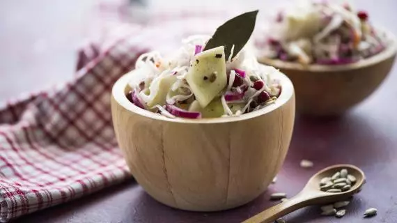 Salade fan Sauerkraut mei ynslein uien en lingonberries, stap-by-stap resept mei foto's