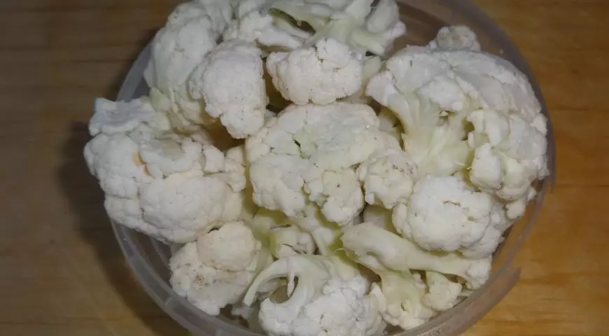 Acute pickled cauliflower, disassemble cauliflower on inflorescences