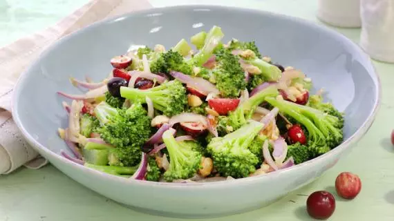 Broccoli Salade mei cranberries en hazelnoten, stap-by-stap resept mei foto's