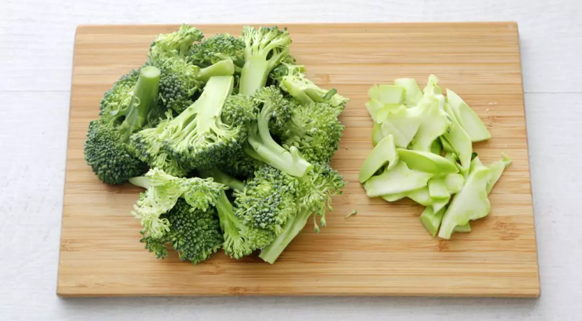 Stock foto madlavning opskrift: broccoli salat med tranebær og hasselnødder, trin nummer 1