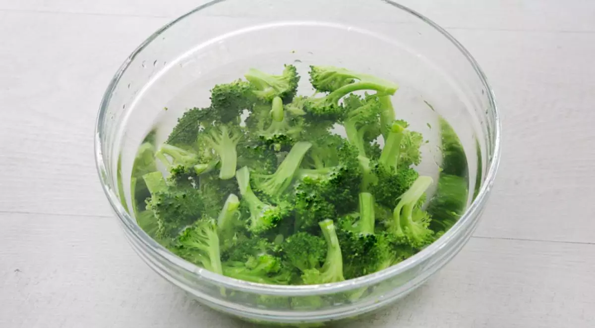 Kaydinta cuntada karinta ee foto lagu kariyo: salad broccoli oo leh qolofta iyo hazelnuts, tirada tallaabada 2
