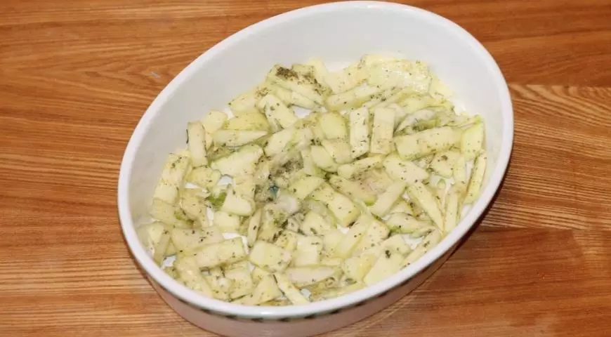 رول از Zucchini با مرغ، یک قطعه از کدو سبز را بگذارید