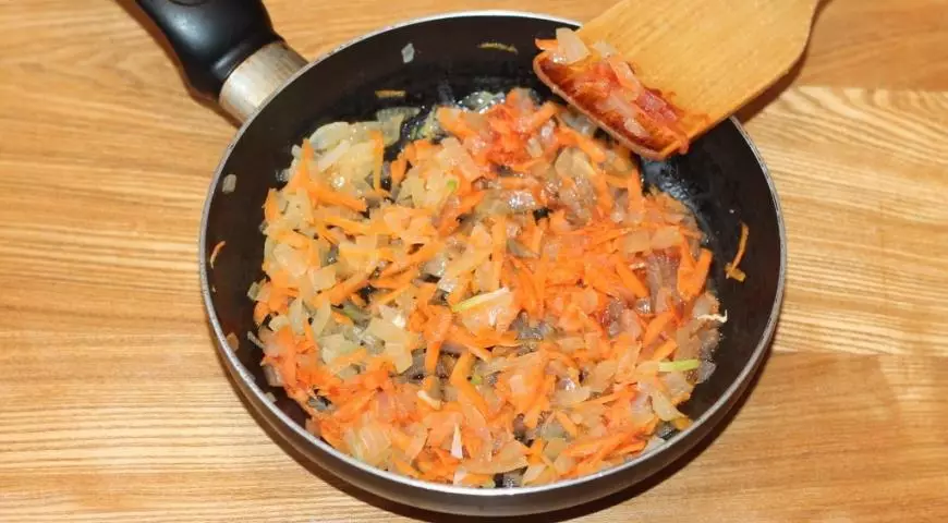 Ripers of Zucchini با مرغ، پیاز سرخ شده و هویج