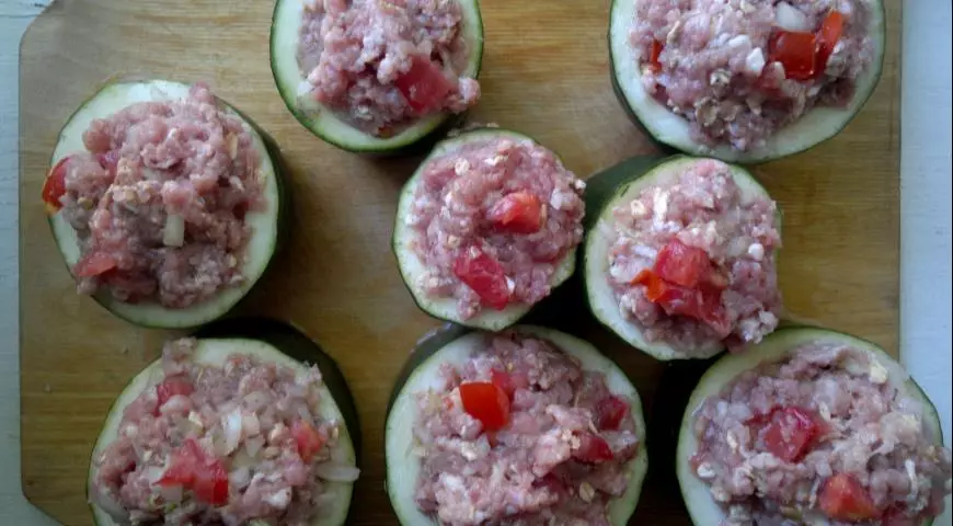 Zucchini with minced meat and tomatoes, fill the zucchini minced